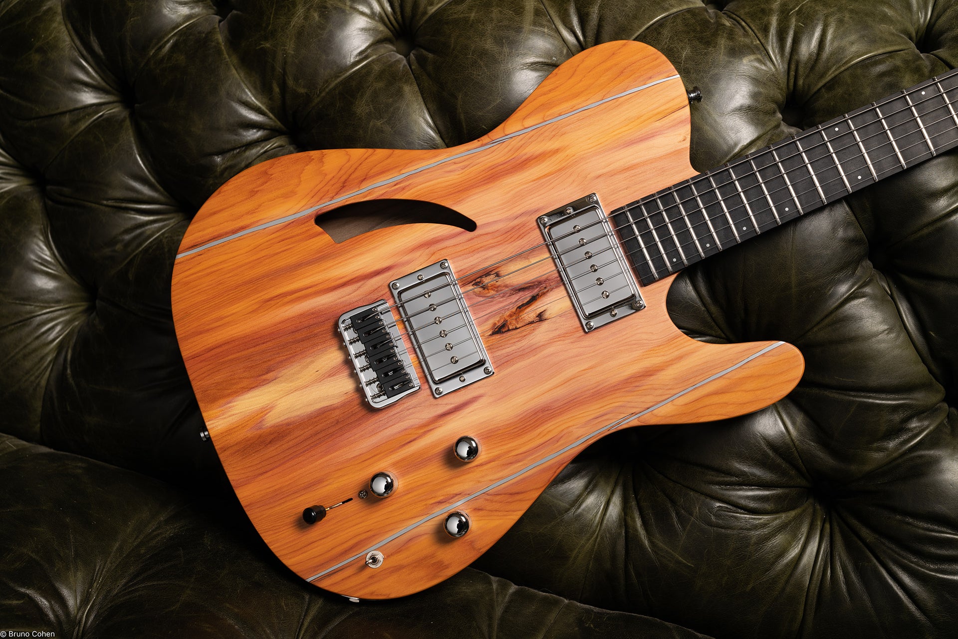 The Custom Shop - Guitars from the French luthier De Leeuw Guitars.